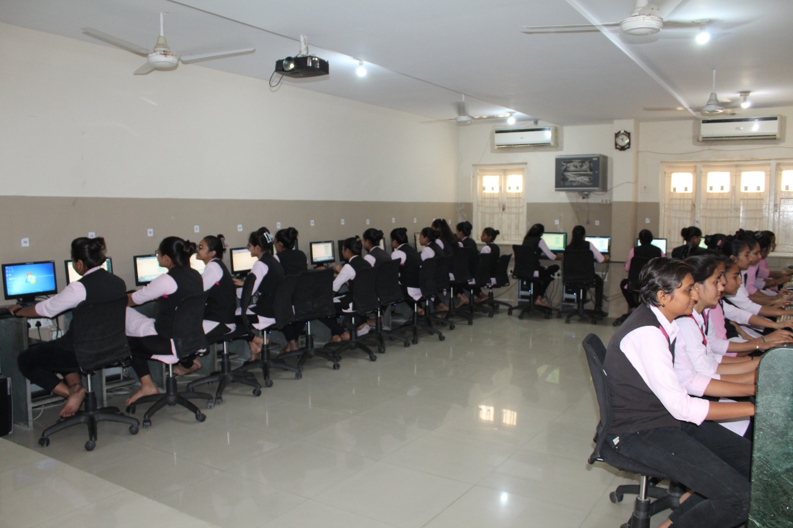 MMG MAHILA ARTS & COMMERCE COLLEGE, JUNAGADH || INFRASTRUCTURE